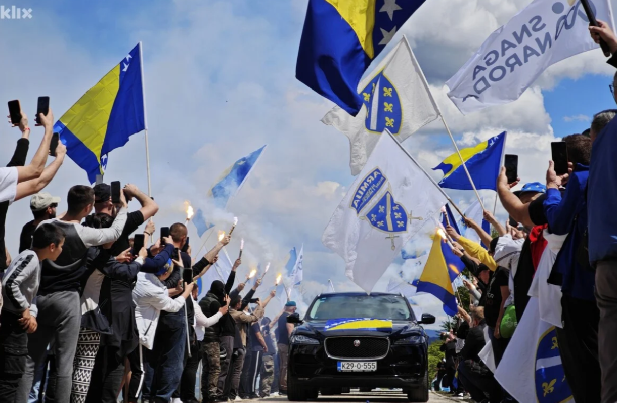 Nakon filmskog snimka posjete Srebrenici, Ramo Isak organizovao veliki skup na Smetovima - Zenica TV