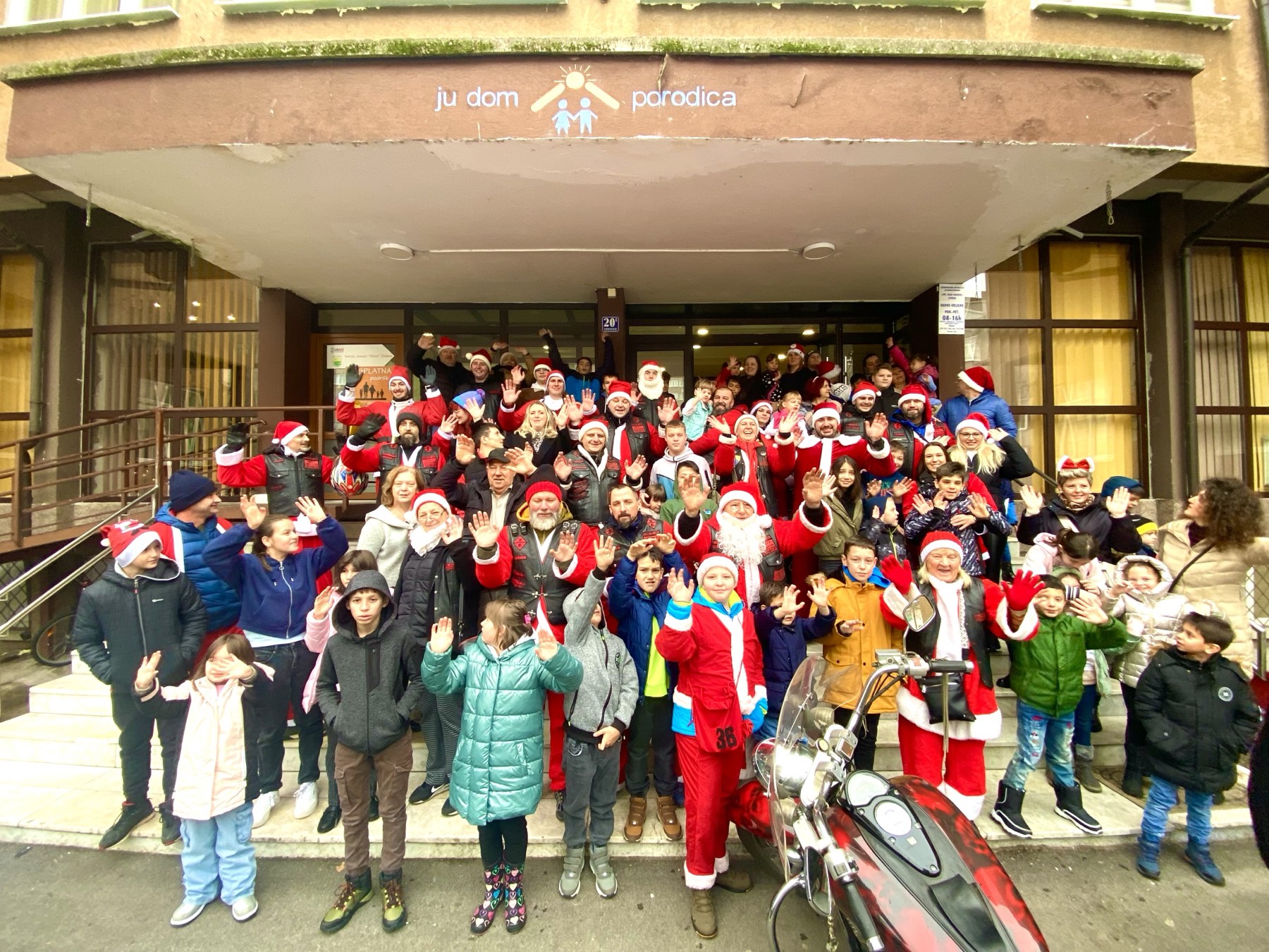 MC Condor i ove godine podijelio paketiće u JU “Dom-porodica” Zenica ...