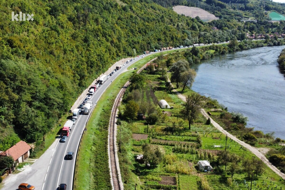 Kilometarske kolone na mjestu radova na M-17 kod Zenice, vozači u špici ...